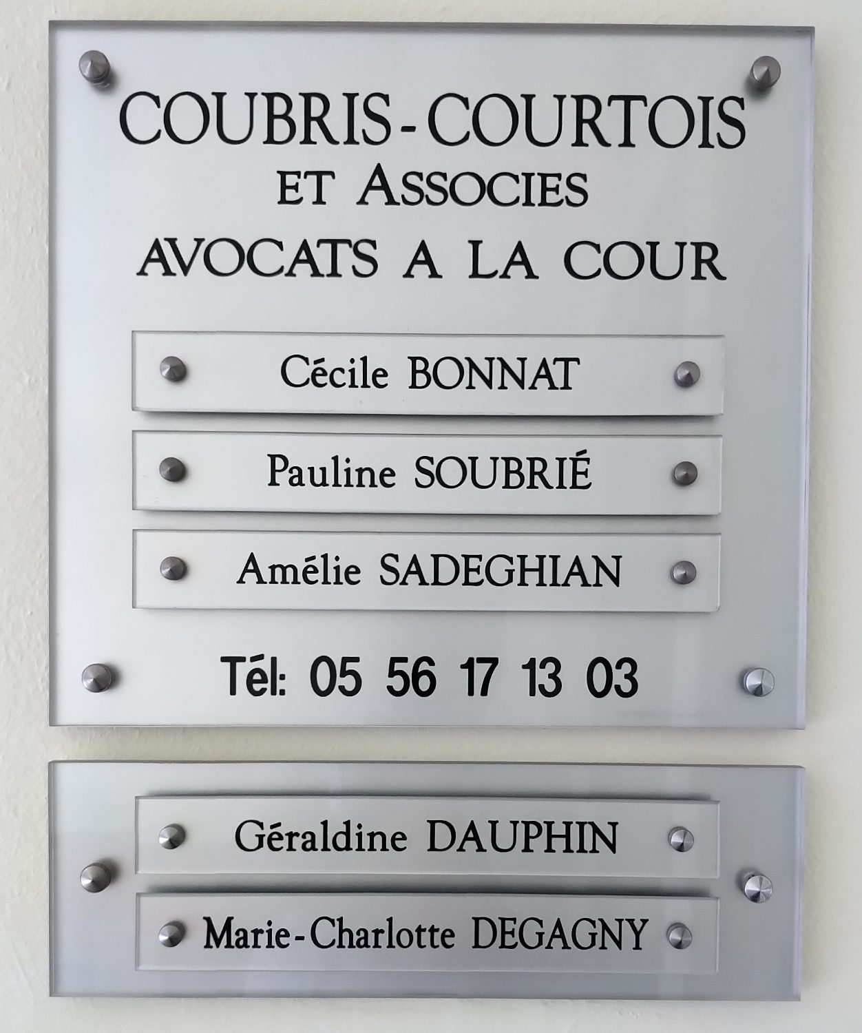 Plaques Professionnelles sur socle - ABC Gravure à Bordeaux