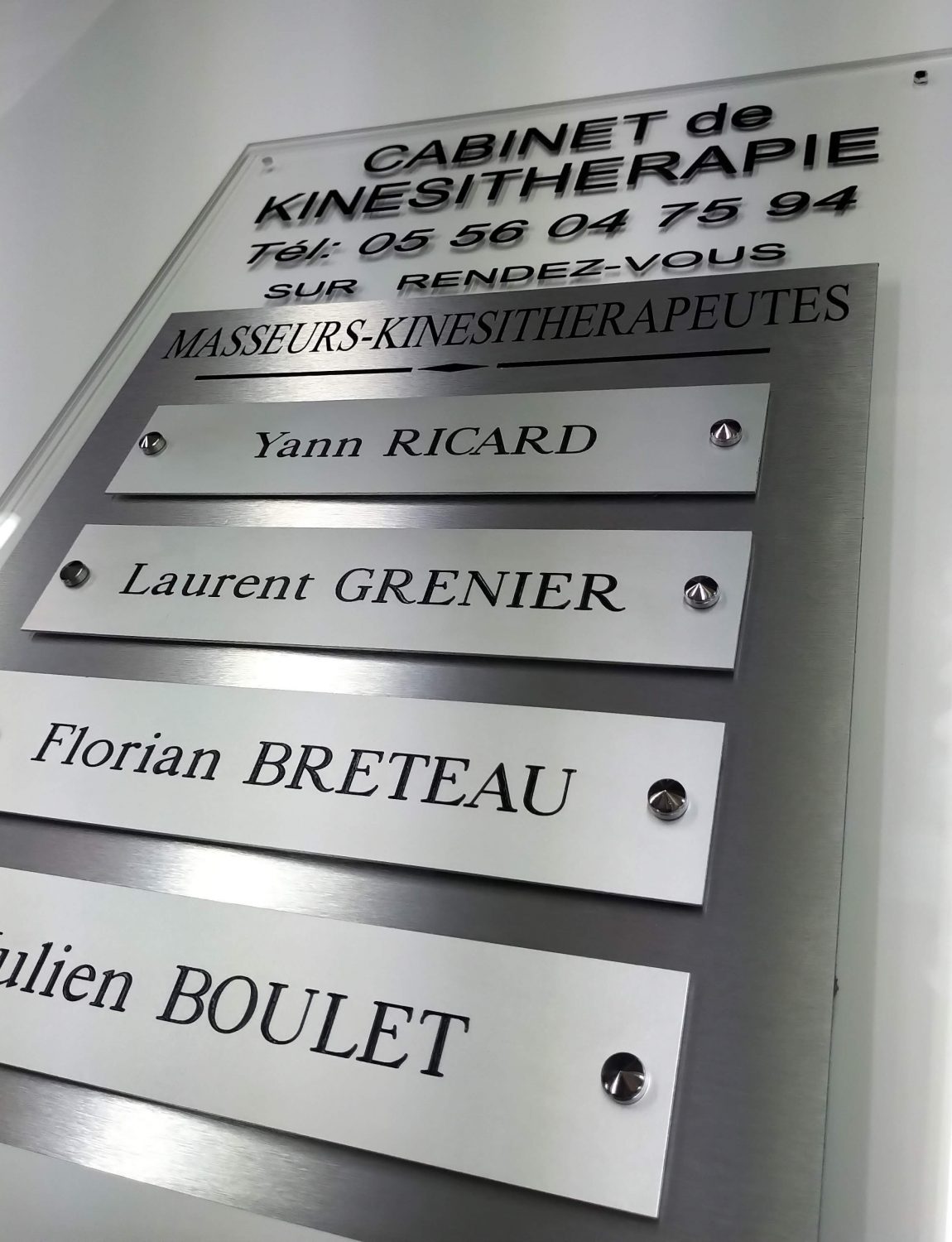 Plaques Professionnelles sur socle - ABC Gravure à Bordeaux